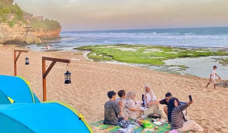 beritaup2date.com | Pesona Omah Panggung di Pantai Trenggole Gunung ...